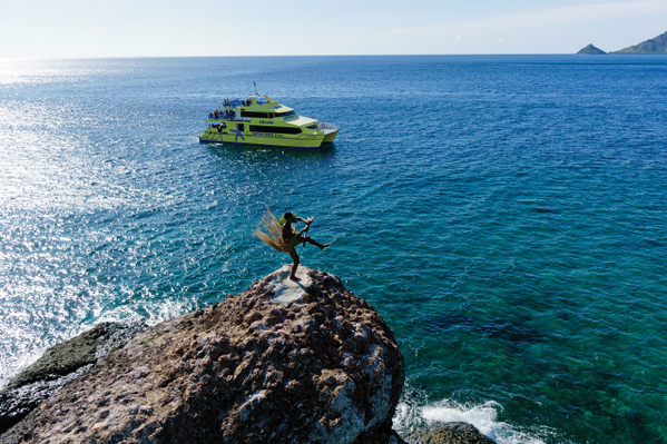 Snorkel with Sharks Barefoot Kuauta Island | Discount | Backpacker Deals